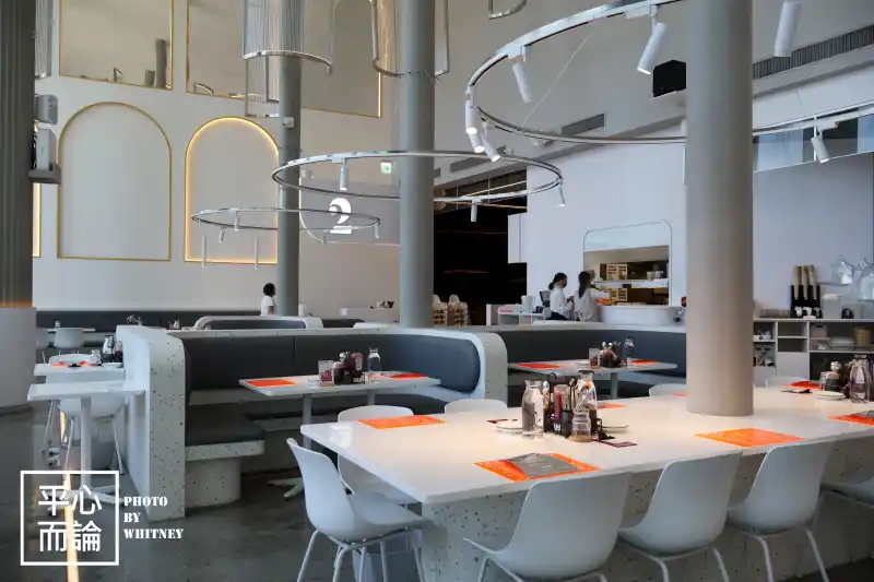 【台北 信義】貳樓 Second Floor Cafe（微風南山店）～挑高9米純白輕奢空間，大面落地窗坐擁台北101美景 - 平心而論