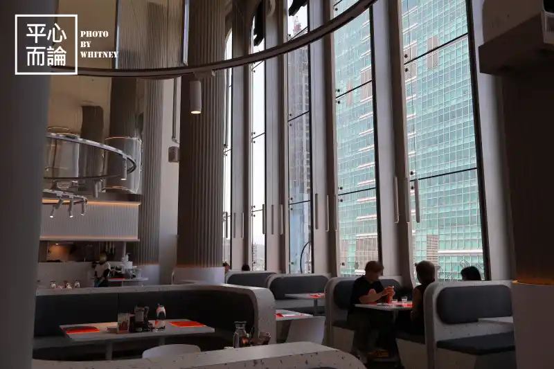 【台北 信義】貳樓 Second Floor Cafe（微風南山店）～挑高9米純白輕奢空間，大面落地窗坐擁台北101美景 - 平心而論
